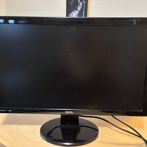 Näyttö 24" ja näppäimistö | Tori