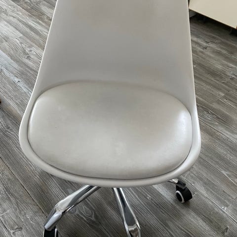 Punainen muovituoli, rullatuoli | Tori