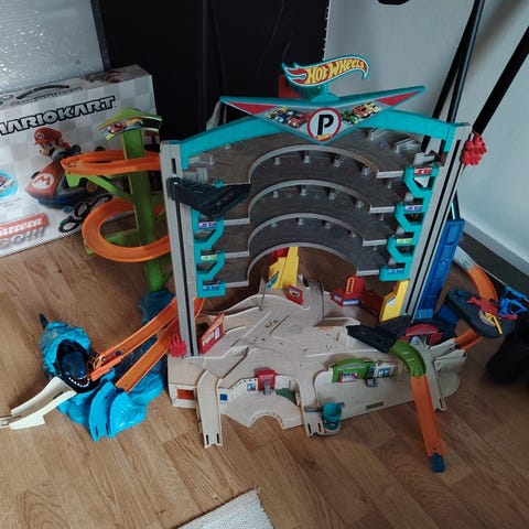 Parkkihalli ja Hot Wheels autot | Tori