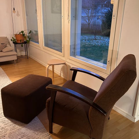 Harmaat nojatuolit ja rahi | Tori