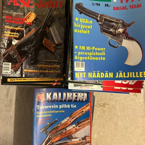 Suuri asejuna Pietarista, Antti Tuuri | Tori