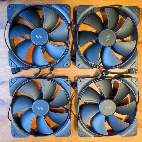 5x PWM workstation-tuuletin (4x 92mm + 1x 120mm) + Low Noise -adapterit ...