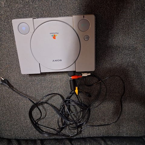 Sony PlayStation pelikonsoli kahdella ohjaimella | Tori