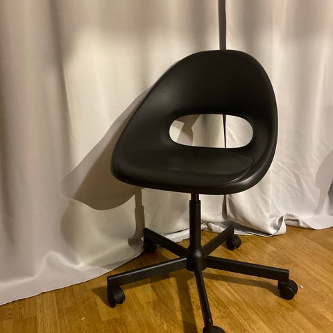 Punainen muovituoli, rullatuoli | Tori