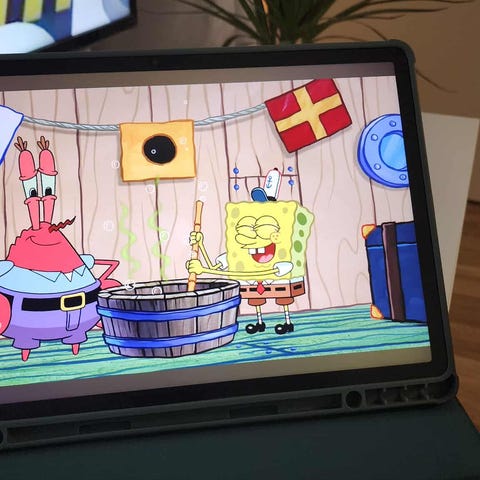 Pukin konttiin samsung galaxy tab ja kannettava tietokone. | Tori