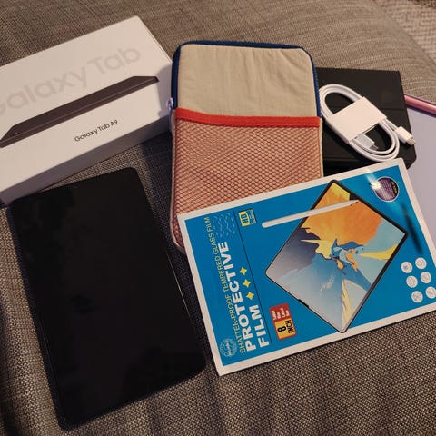Pukin konttiin samsung galaxy tab ja kannettava tietokone. | Tori