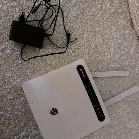 DNA Kotimokkula 4G+ WiFi B715 reititin | Tori