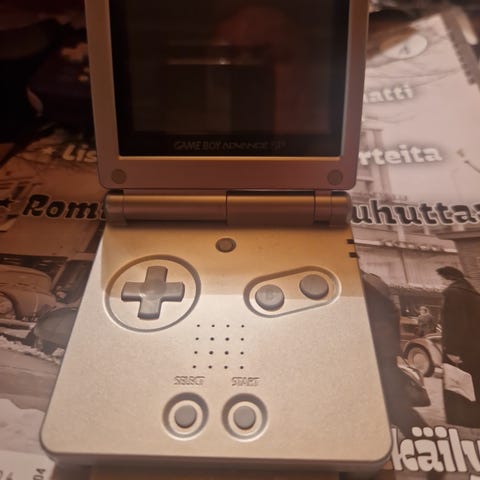 Game Boy Advance pelikonsoli | Tori