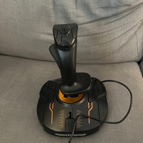 Thrustmaster T.Flight Hotas 4 joystick | Tori