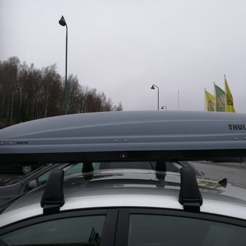 Thule Touring Alpine iso suksiboksi vuokralle + kattotelineet - Toyota ...