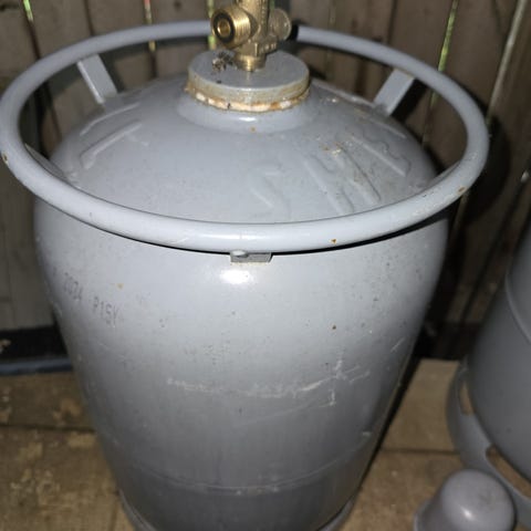 Myydään Nestekaasupullo ja keitin. Keitinosa irrotettavissa. Pullo n. 2 ...