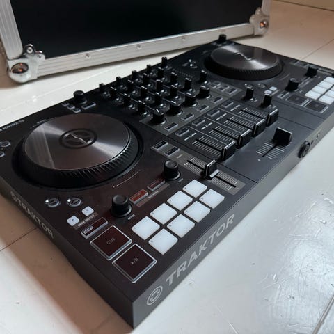 Native Instruments Traktor Kontrol X1 DJ-ohjain musta toinen kappale | Tori