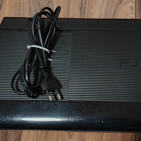 PS3 super slim pelikonsoli + 6 peliä | Tori