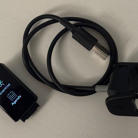 Fitbit Charge 4 -aktiivisuusranneke, musta | Tori