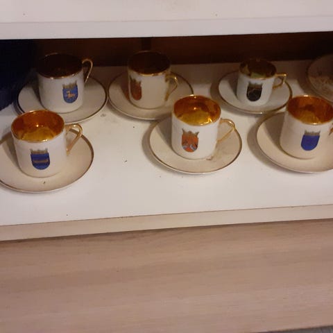 kaksi kahvikuppia tassien kera; kaksi kuppia ilman tasseja | Tori