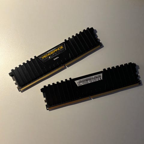 16 gb DDR4-muistia (Corsair Vengeance LED) | Tori