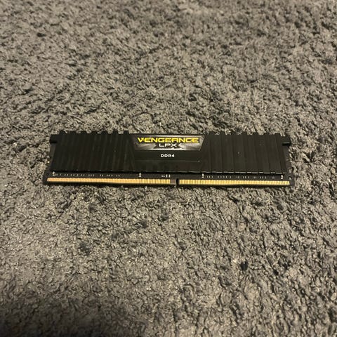 16 gb DDR4-muistia (Corsair Vengeance LED) | Tori