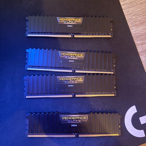 16 gb DDR4-muistia (Corsair Vengeance LED) | Tori