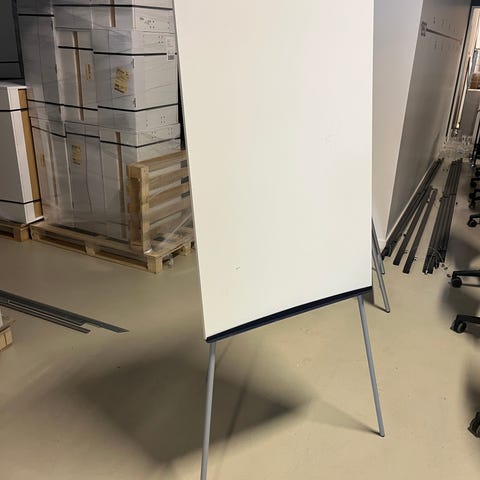 Fläppitaulu musta jalustalla paperiteline | Tori