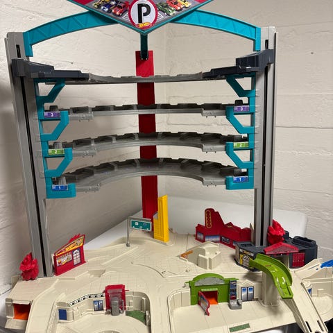 Parkkihalli ja Hot Wheels autot | Tori