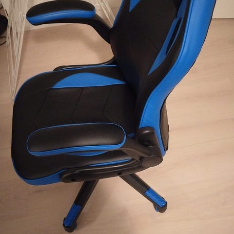 Musta pelituoli | Tori