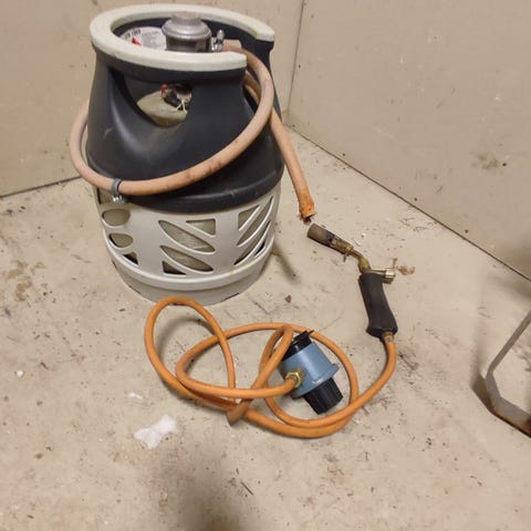 Myydään Nestekaasupullo ja keitin. Keitinosa irrotettavissa. Pullo n. 2 ...