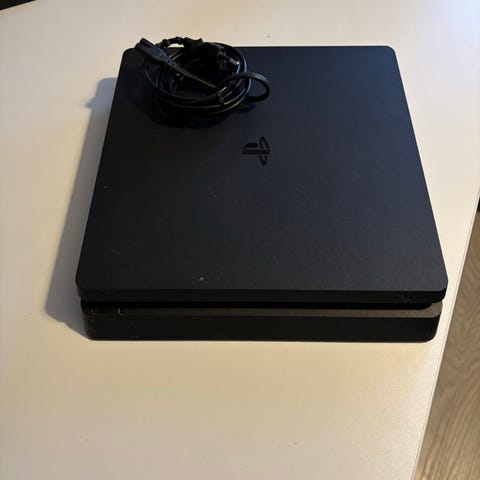 Myydään ps4 slim ja LEGEND pelituoli | Tori