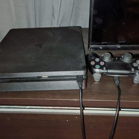 Myydään ps4 slim ja LEGEND pelituoli | Tori