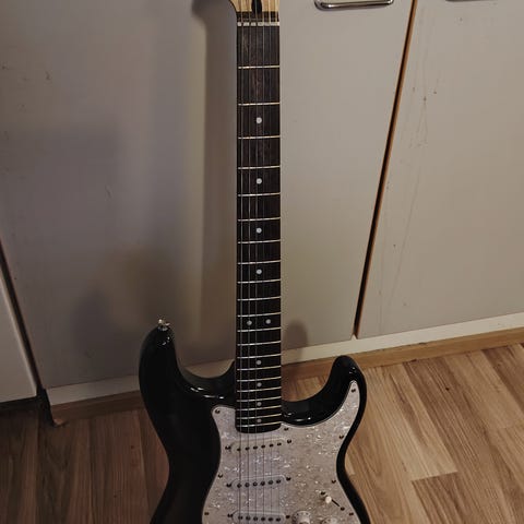 Stratocaster leppärungolla, hyvä laite | Tori